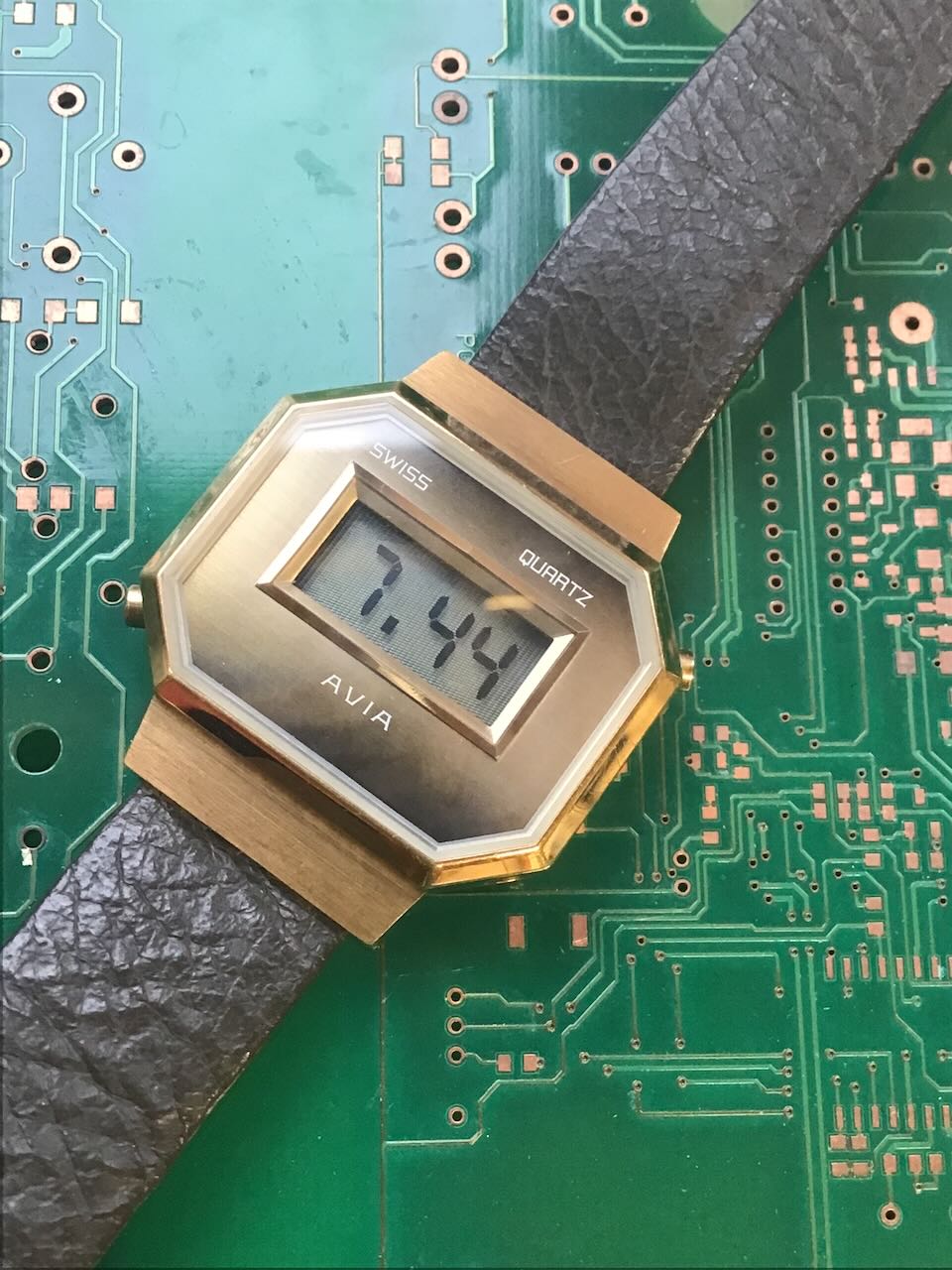 AVIA - quartz - Digital - Vintage Digital Watch - Digital-Watch.com